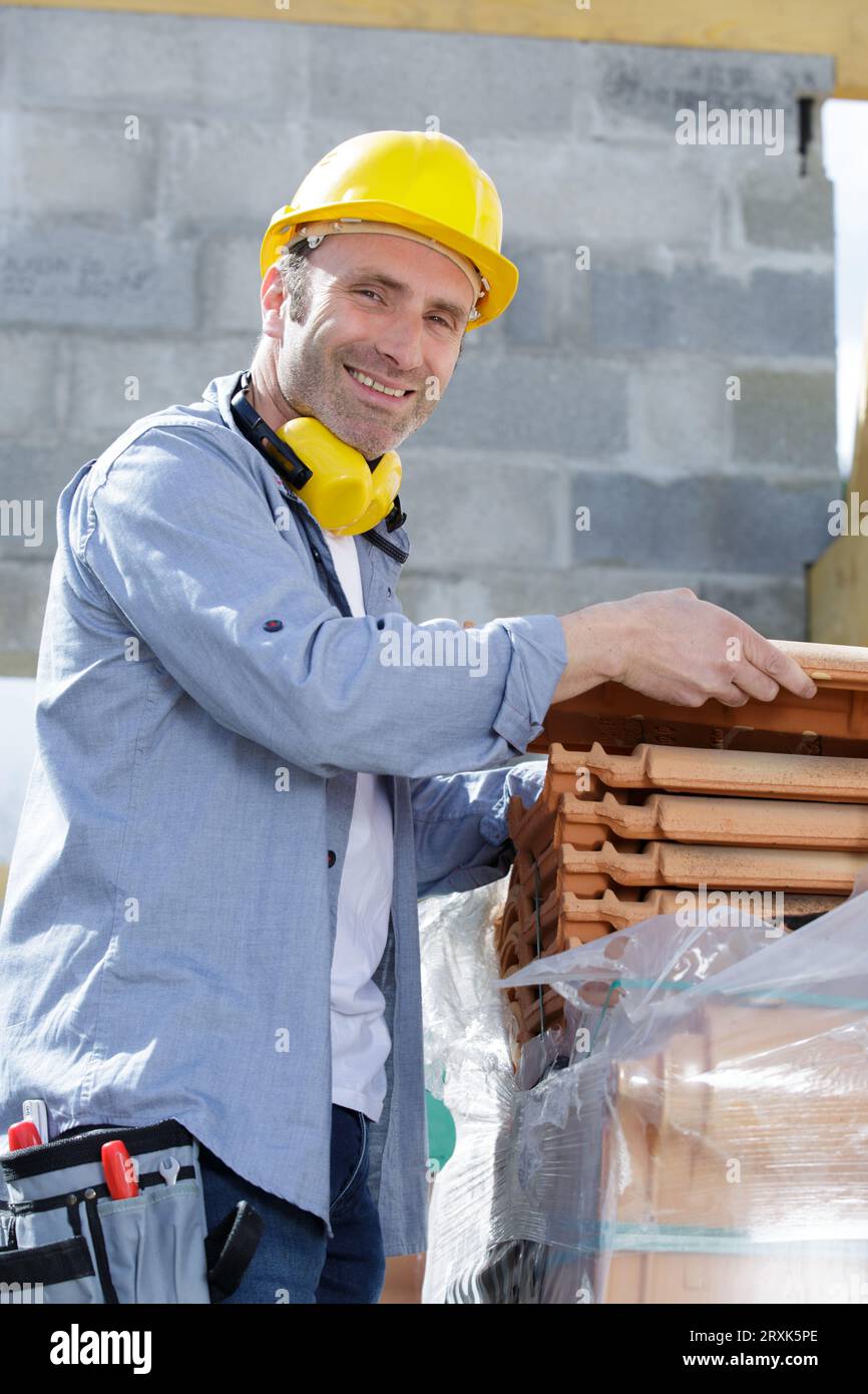 male builder working with ceramic tiles Stock Photo - Alamy