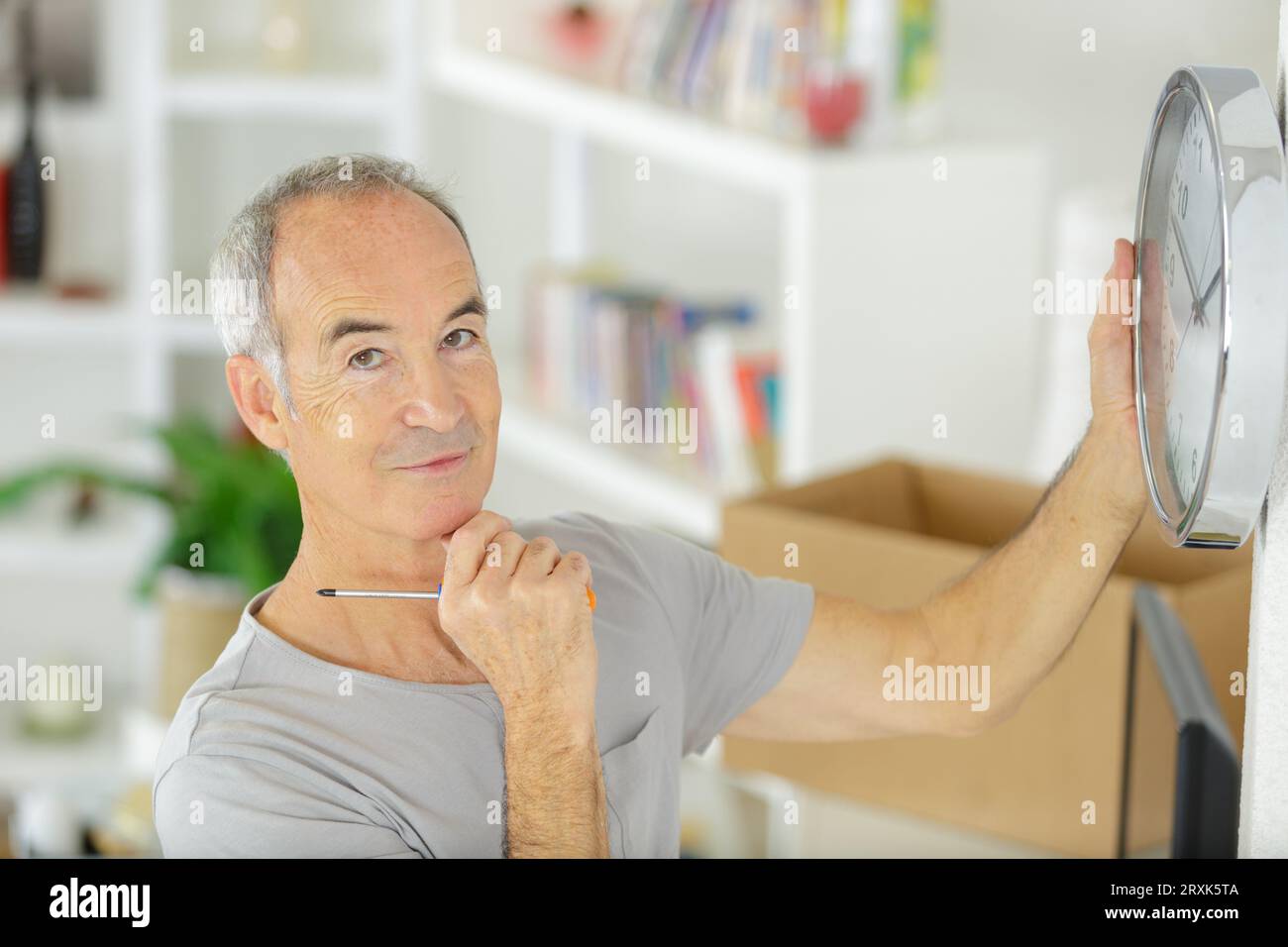 Senior clock office hi-res stock photography and images - Alamy