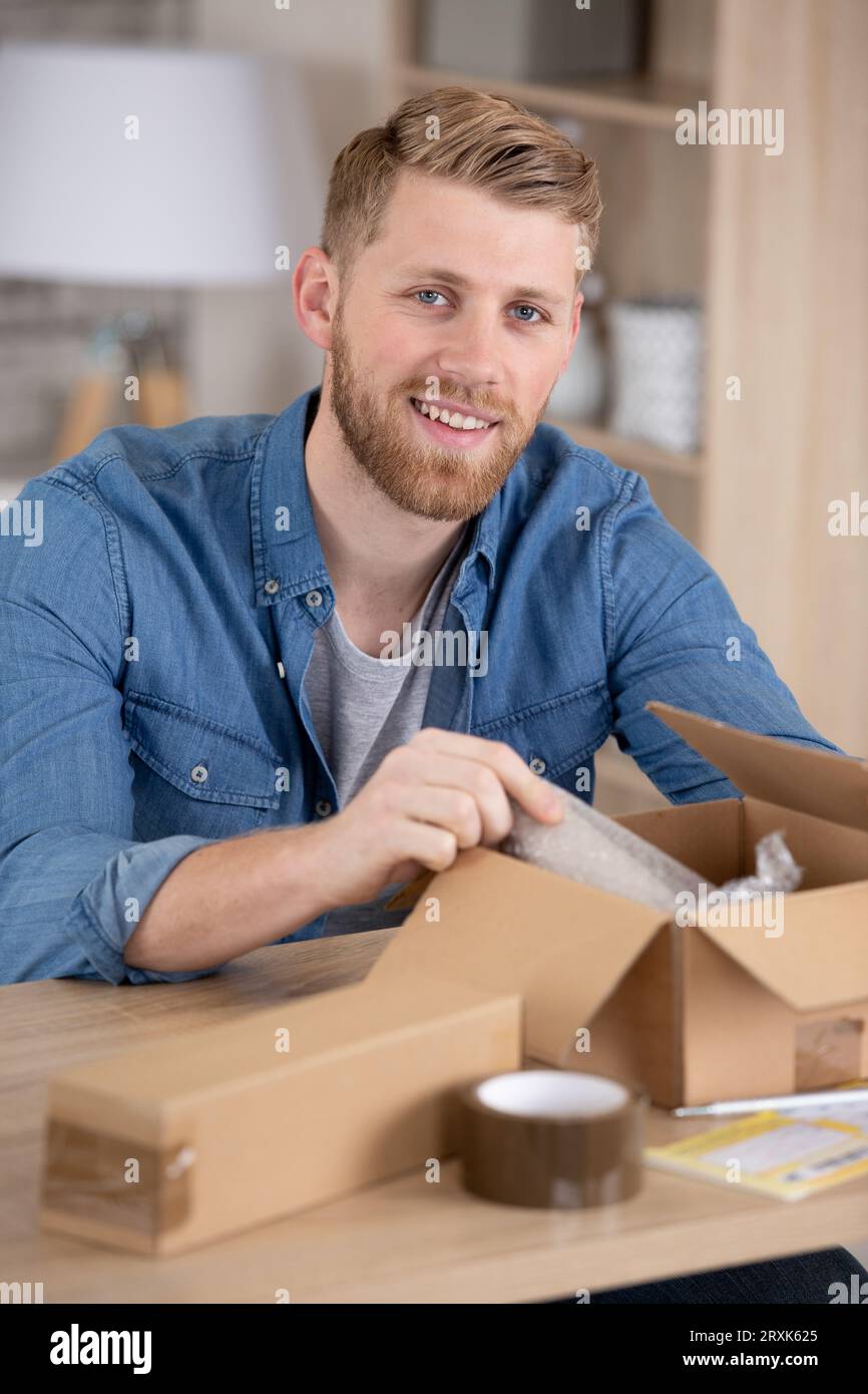 Man entrepreneur prepare parcel hi-res stock photography and images - Alamy