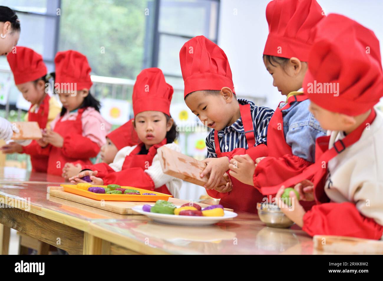 Children learn to make mooncakes to welcome the Mid-Autumn Festival in ...
