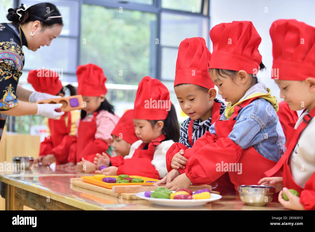 Children learn to make mooncakes to welcome the Mid-Autumn Festival in ...