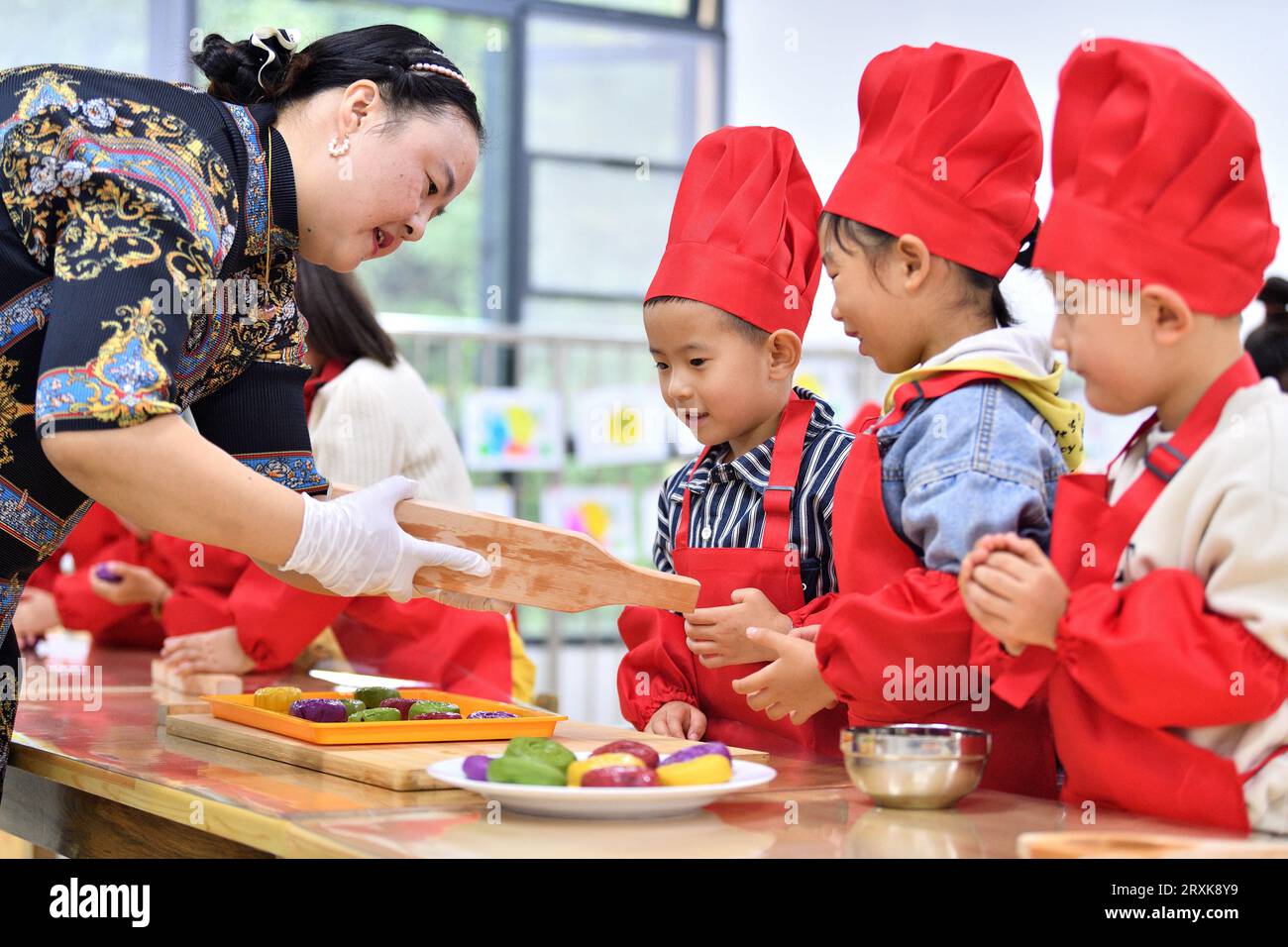 Children learn to make mooncakes to welcome the Mid-Autumn Festival in ...