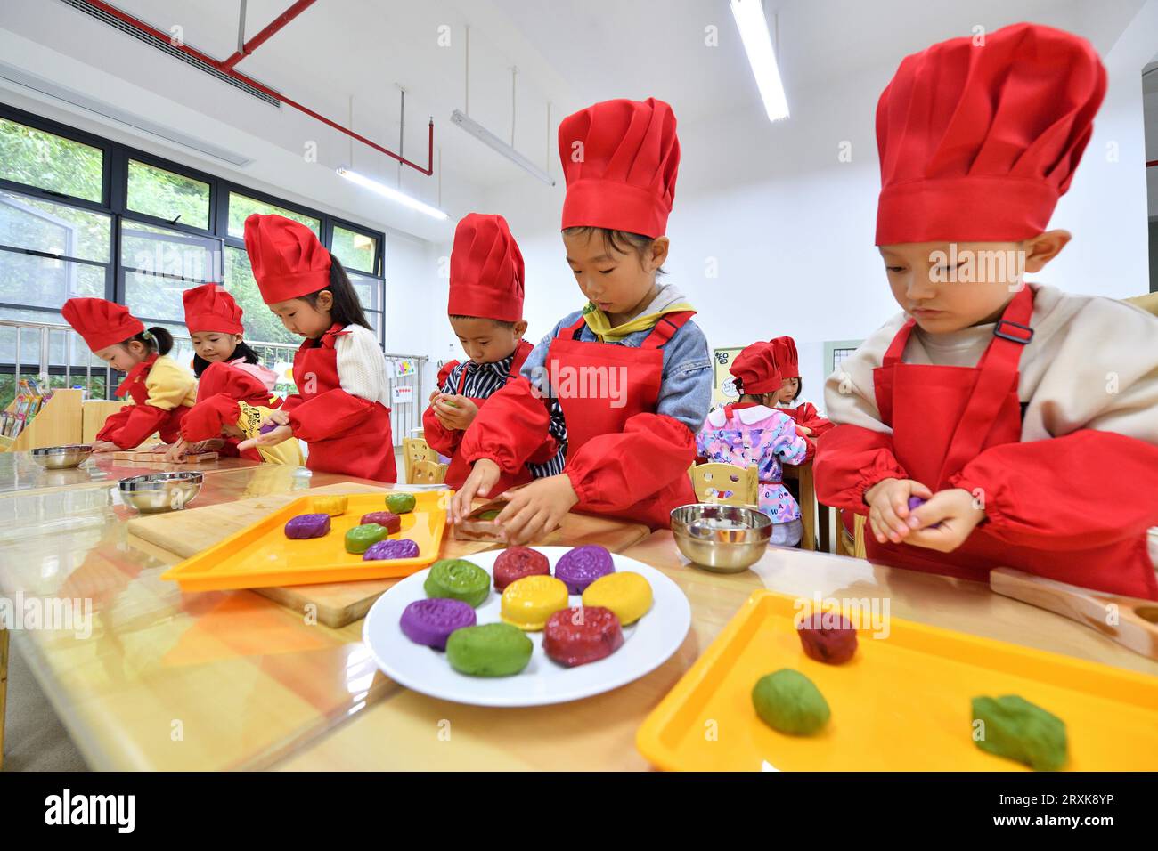 Children learn to make mooncakes to welcome the Mid-Autumn Festival in ...