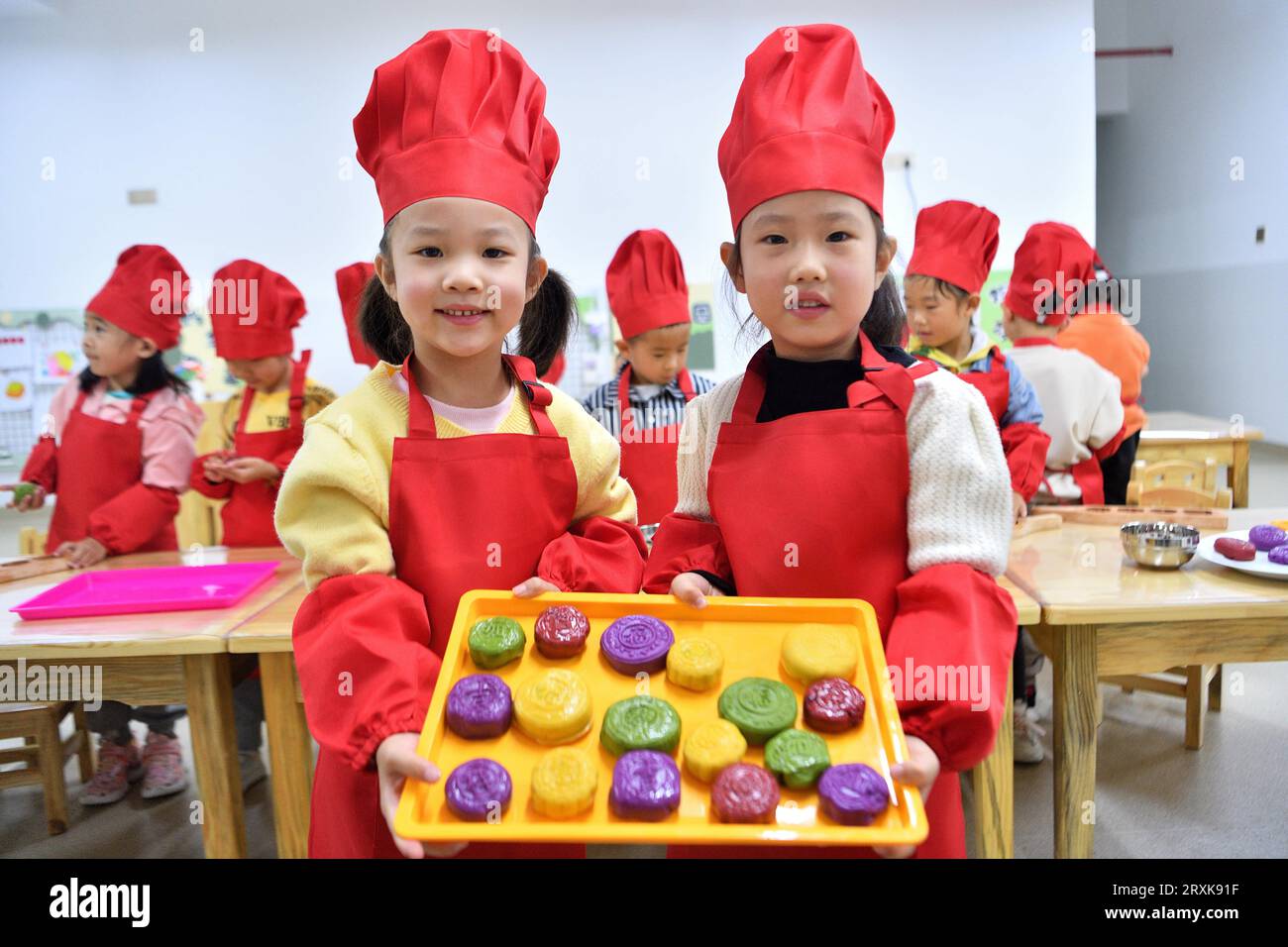Children learn to make mooncakes to welcome the Mid-Autumn Festival in ...