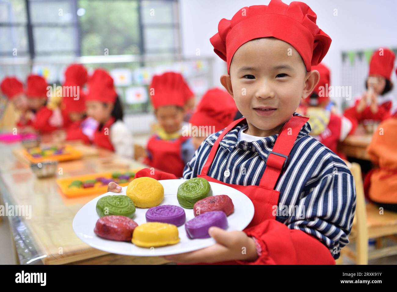 Children learn to make mooncakes to welcome the Mid-Autumn Festival in ...
