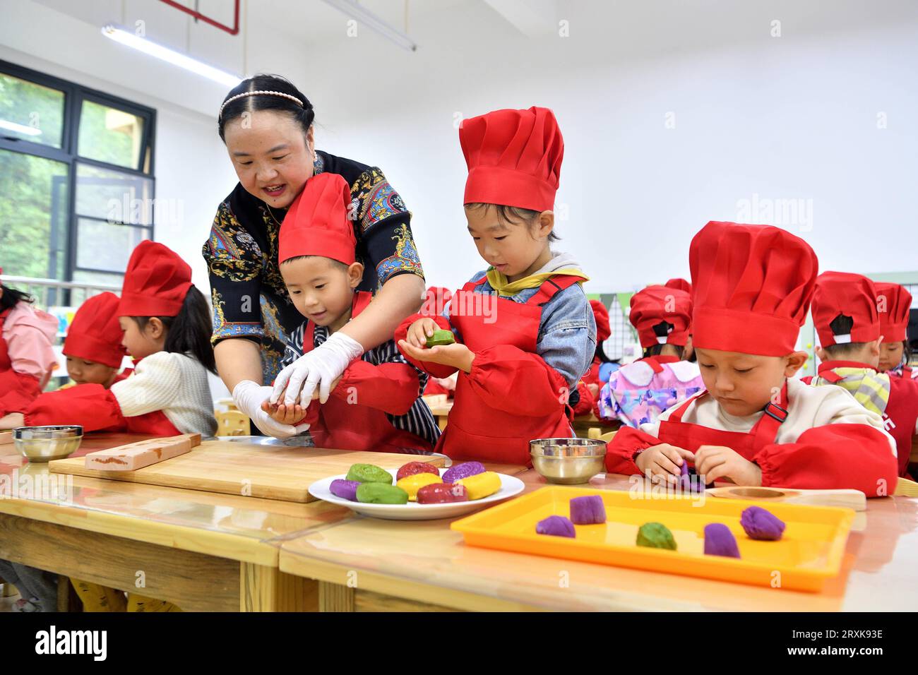 Children learn to make mooncakes to welcome the Mid-Autumn Festival in ...