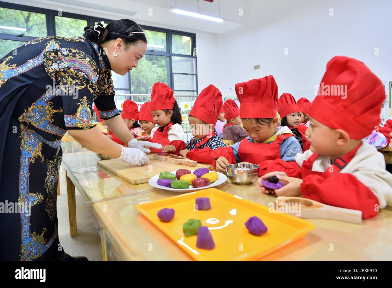 Children learn to make mooncakes to welcome the Mid-Autumn Festival in ...