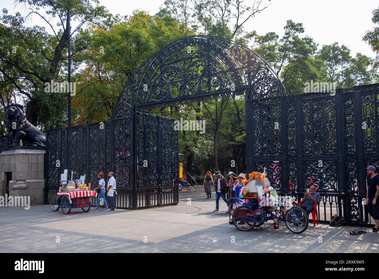 Puerta de los Leones de Chapultepec Park, Entrance Gates to Chapultepec ...