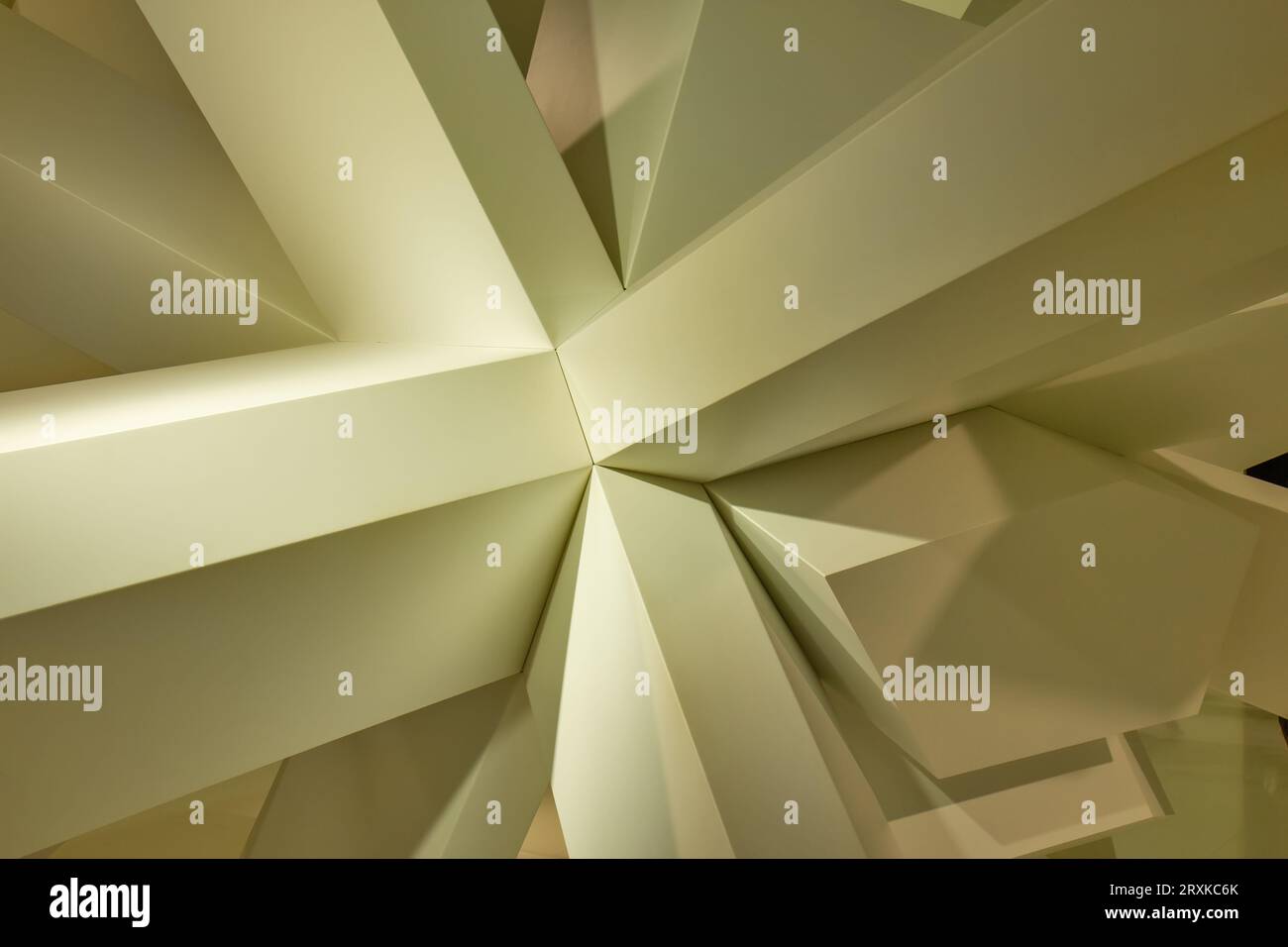 Geometric columns hi-res stock photography and images - Alamy