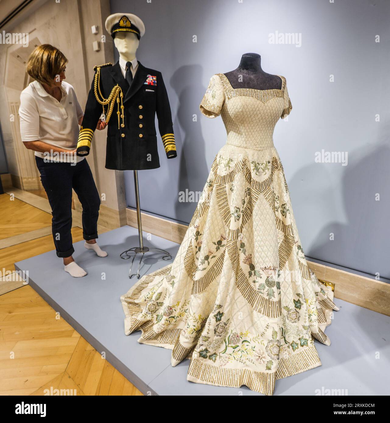 Queen Elizabeth 2 Coronation Gown The Coronation Of Queen Elizabeth II