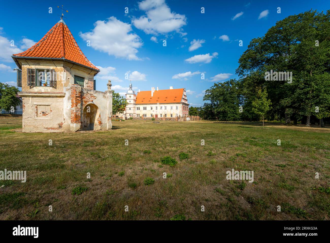 Green landscape historic mansion hi-res stock photography and images ...