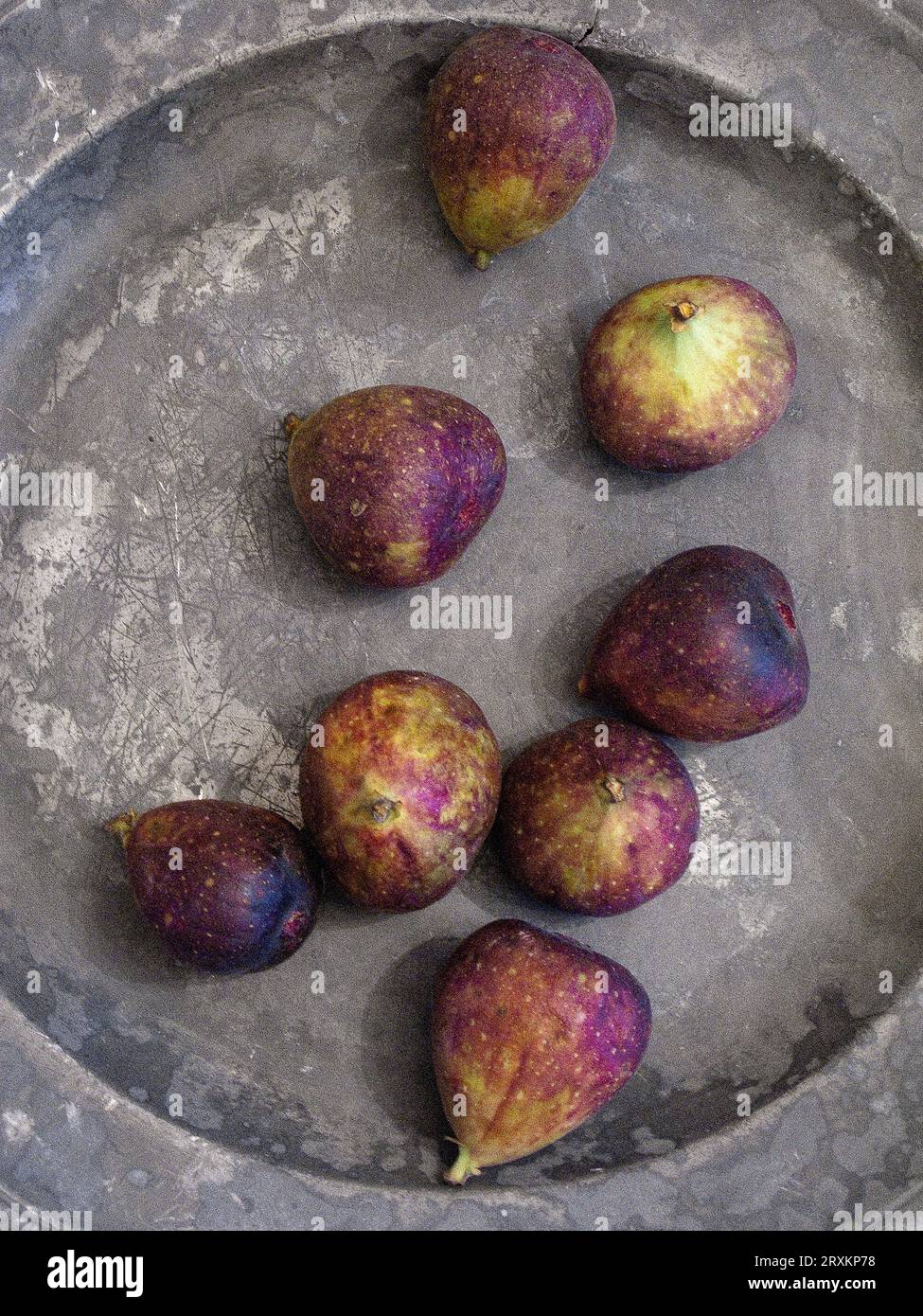Figs in gray plate Stock Photo - Alamy