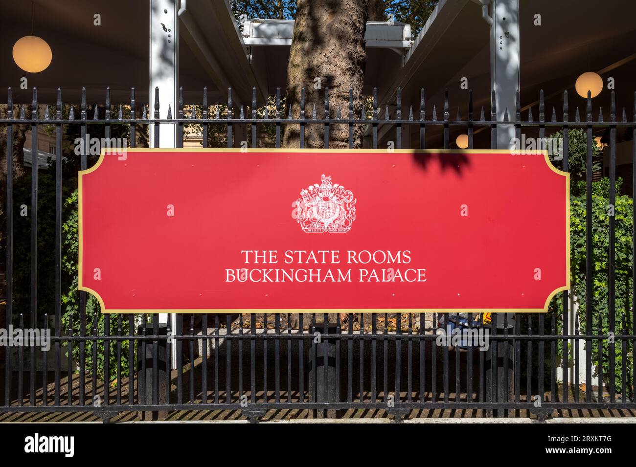 Buckingham palace railings hi-res stock photography and images - Alamy