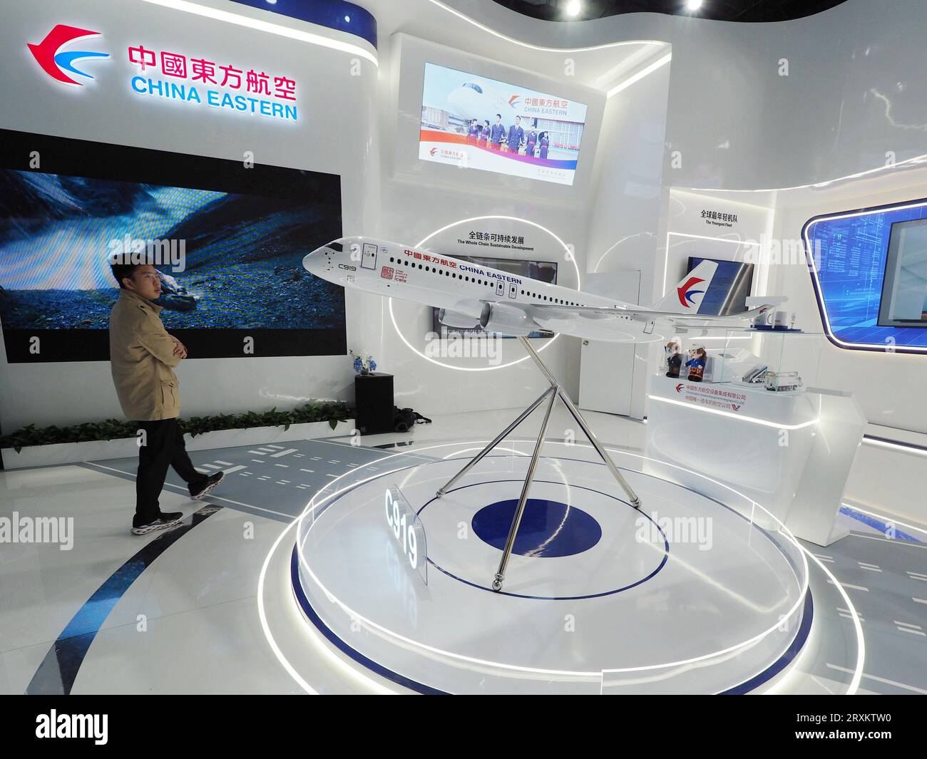 C919 aircraft hi-res stock photography and images - Alamy