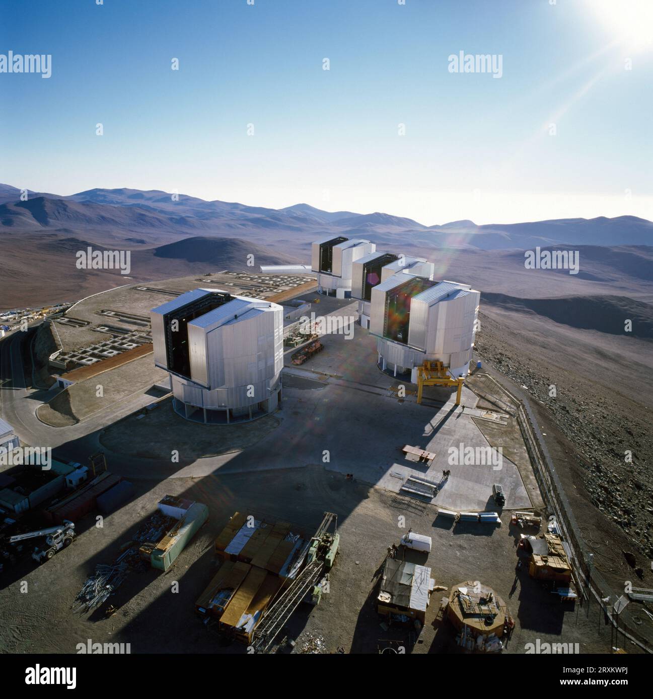 Sunshine over the Very Large Telescope platform at Paranal Observatory ...