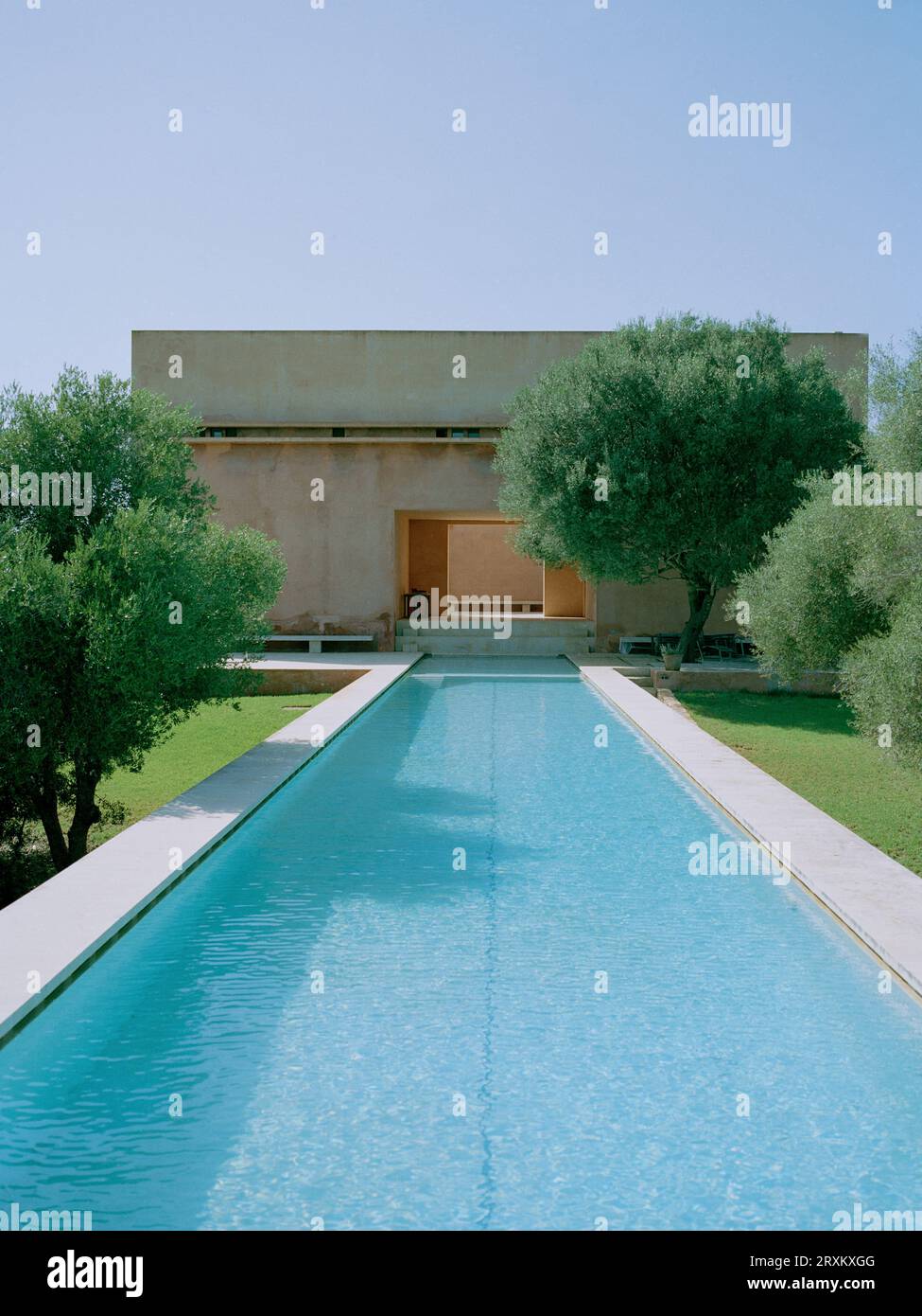 Modern house with a swimming pool hi-res stock photography and images ...