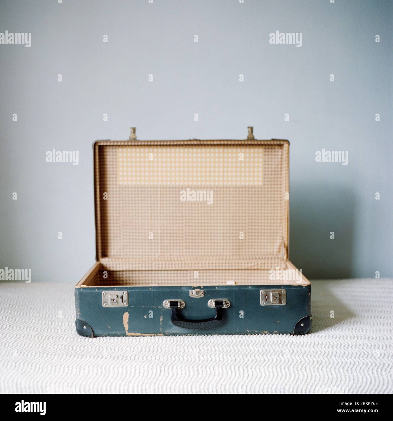 Open antique suitcase Stock Photo - Alamy