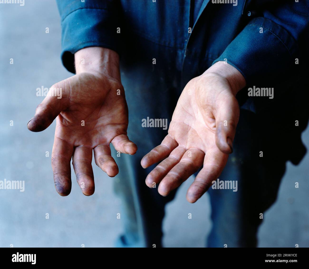 Mans hands dirty hi-res stock photography and images - Alamy