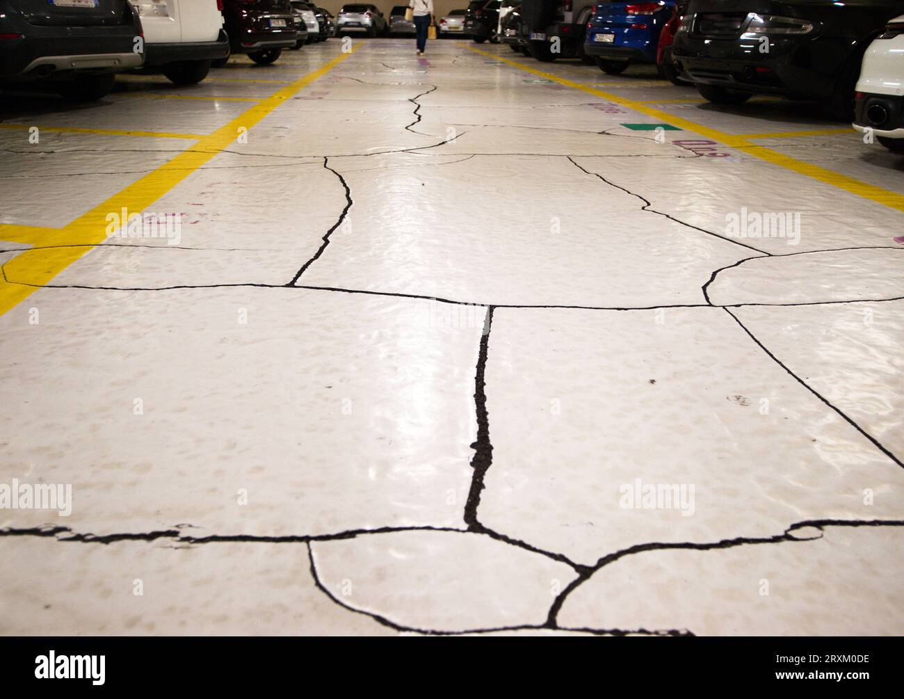 Crack in floor hi-res stock photography and images - Alamy