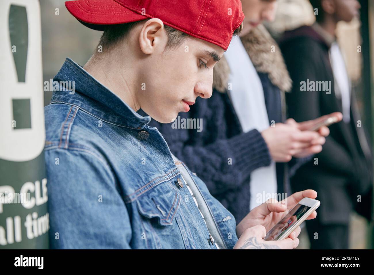 Teenage boy using his smart phone Stock Photo - Alamy