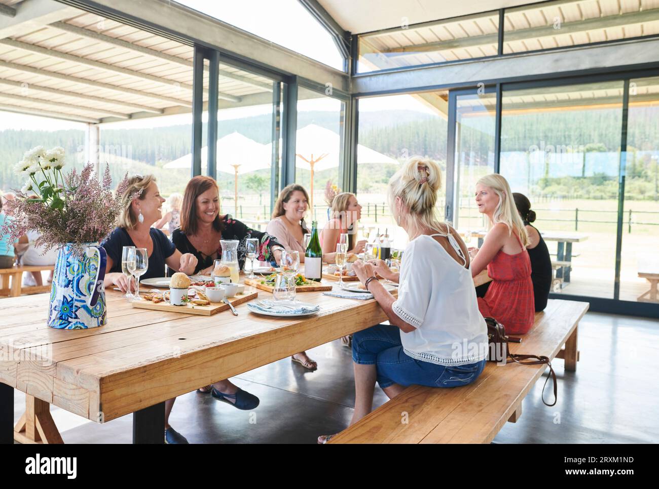 Restaurant group friends 30's hi-res stock photography and images - Alamy