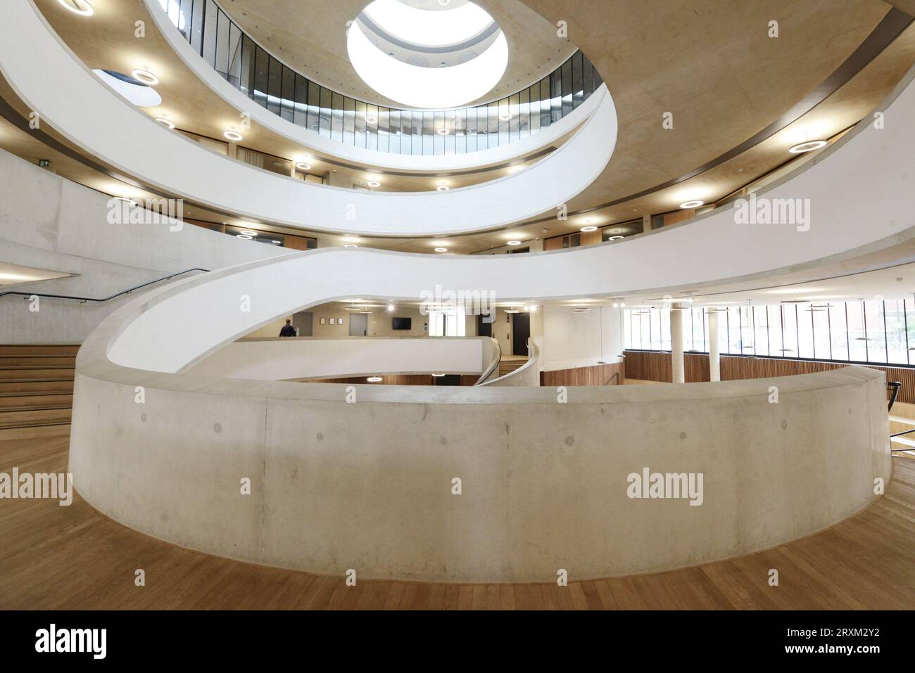 Modern office buildings steps people hi-res stock photography and ...