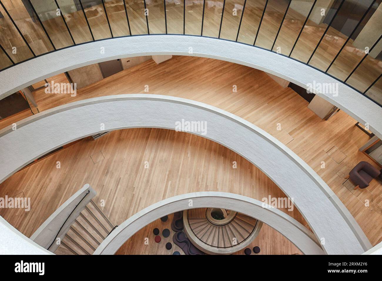 Inside office building hi-res stock photography and images - Alamy