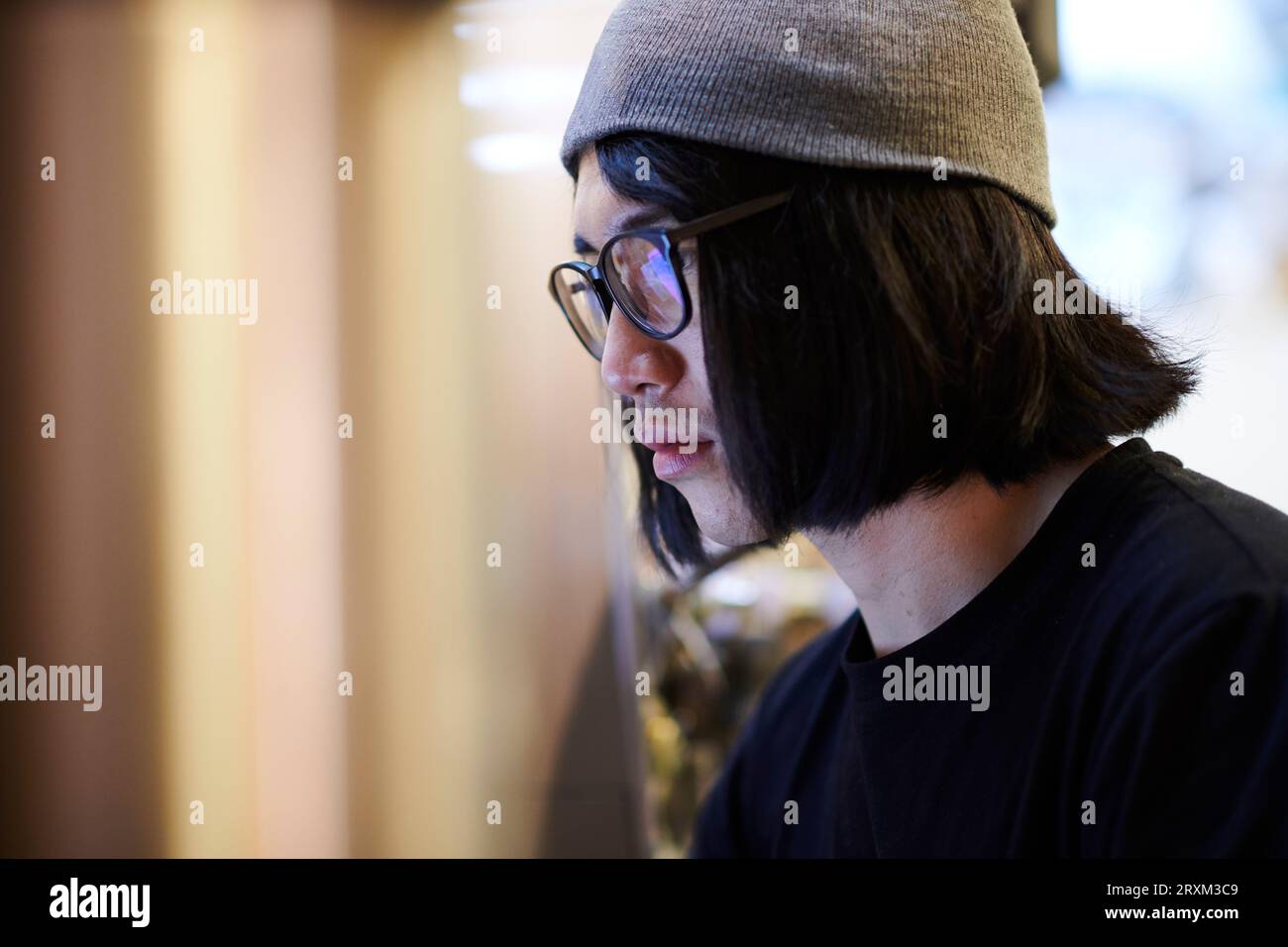 Young man wearing beanie glasses hi-res stock photography and images ...