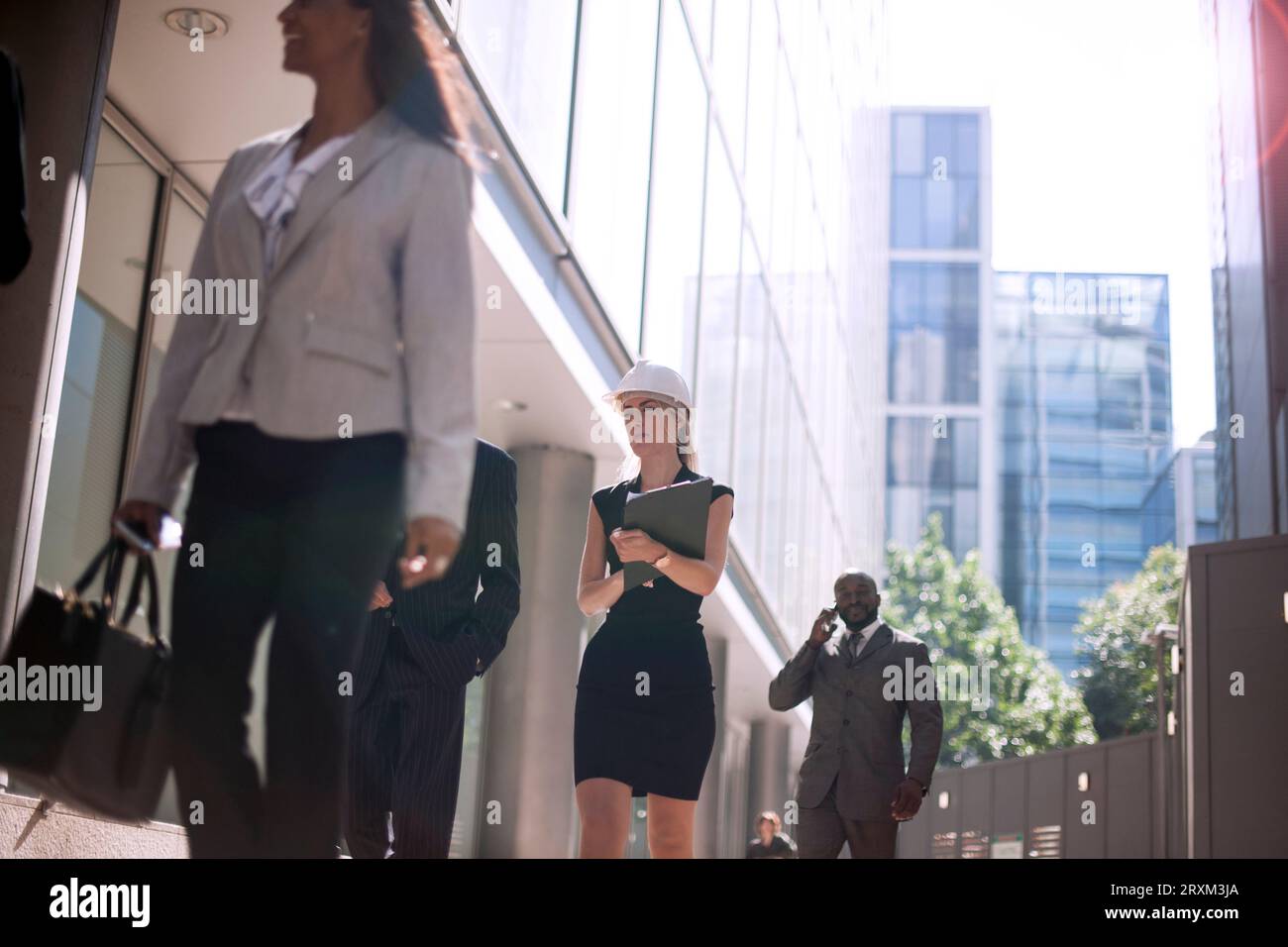 Group of people construction sites hi-res stock photography and images ...