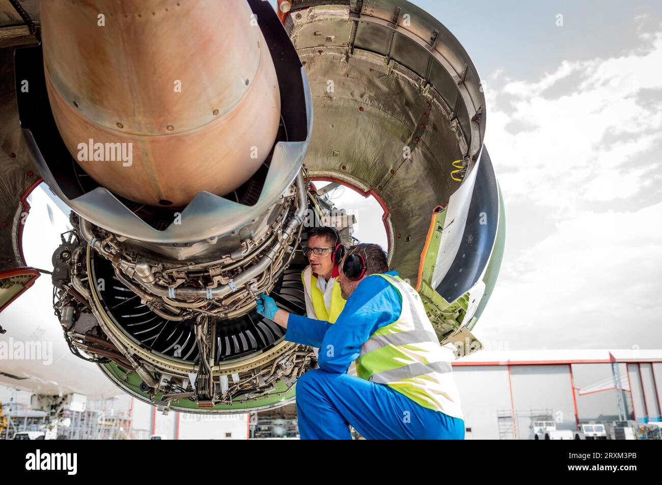 Men working on airplane engine hi-res stock photography and images - Alamy