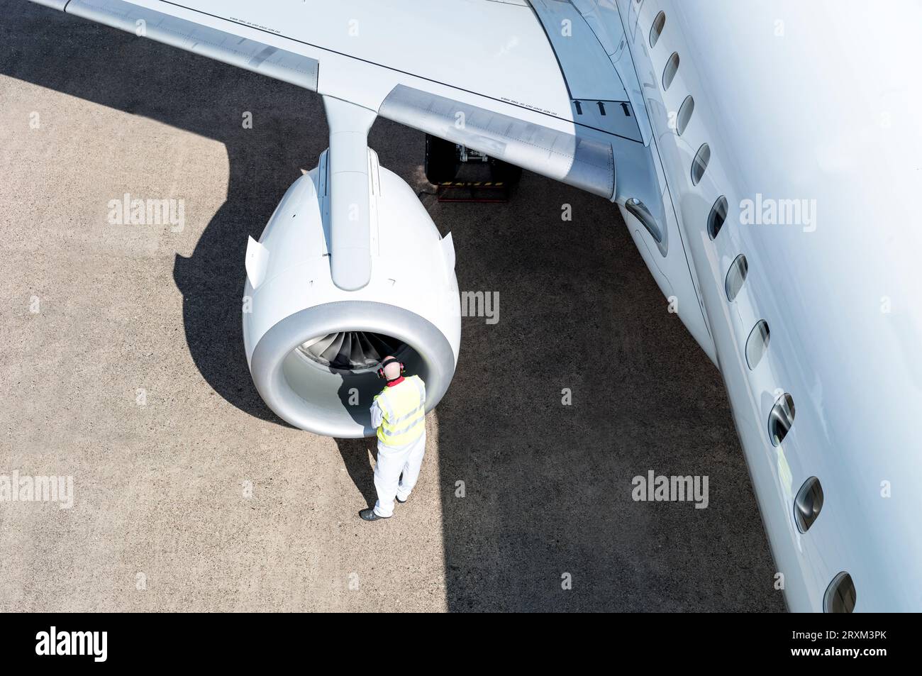 Back view jet engine hi-res stock photography and images - Alamy