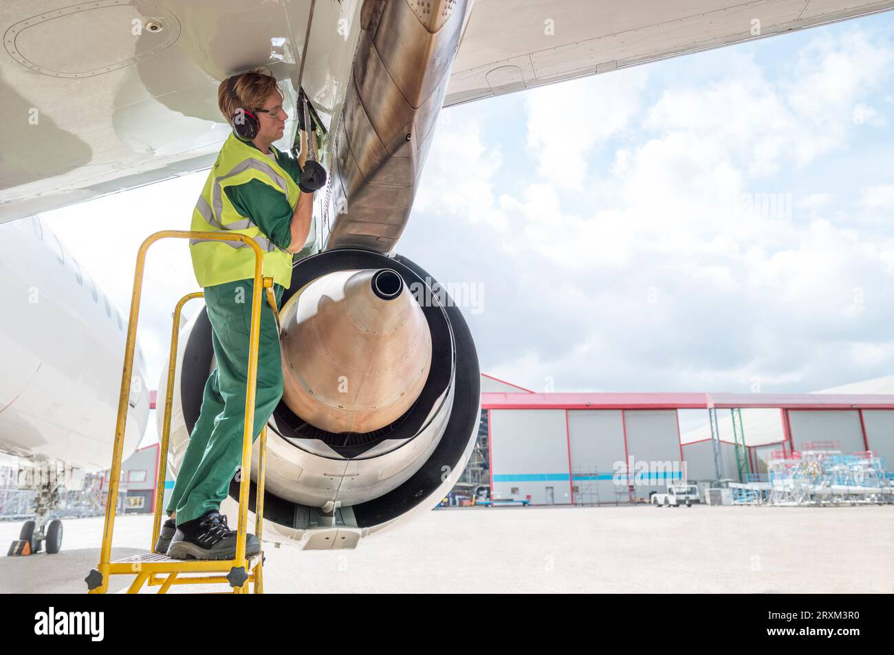 Airplane hangar outside hi-res stock photography and images - Alamy