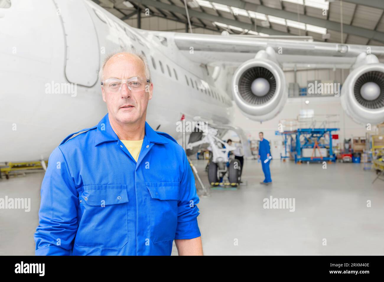 People standing up on plane hi-res stock photography and images - Alamy