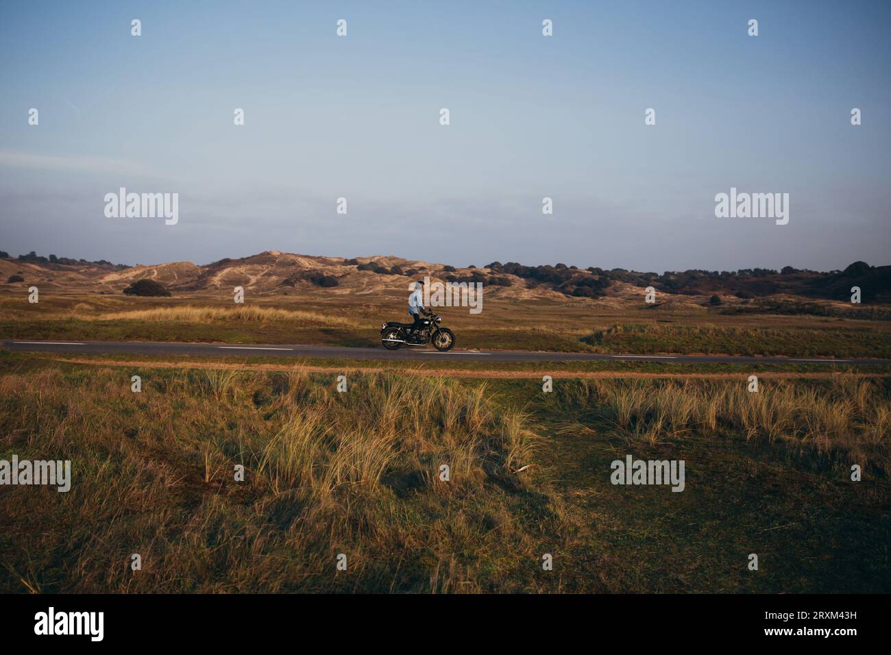 Man riding motorcycle side view hi-res stock photography and images - Alamy