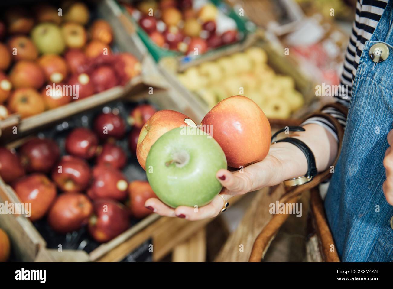Females hand holding apple hi-res stock photography and images - Alamy