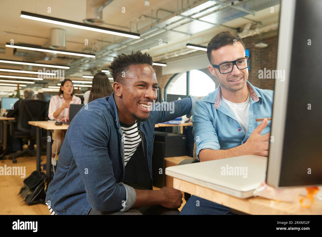 Two computers connected hi-res stock photography and images - Alamy