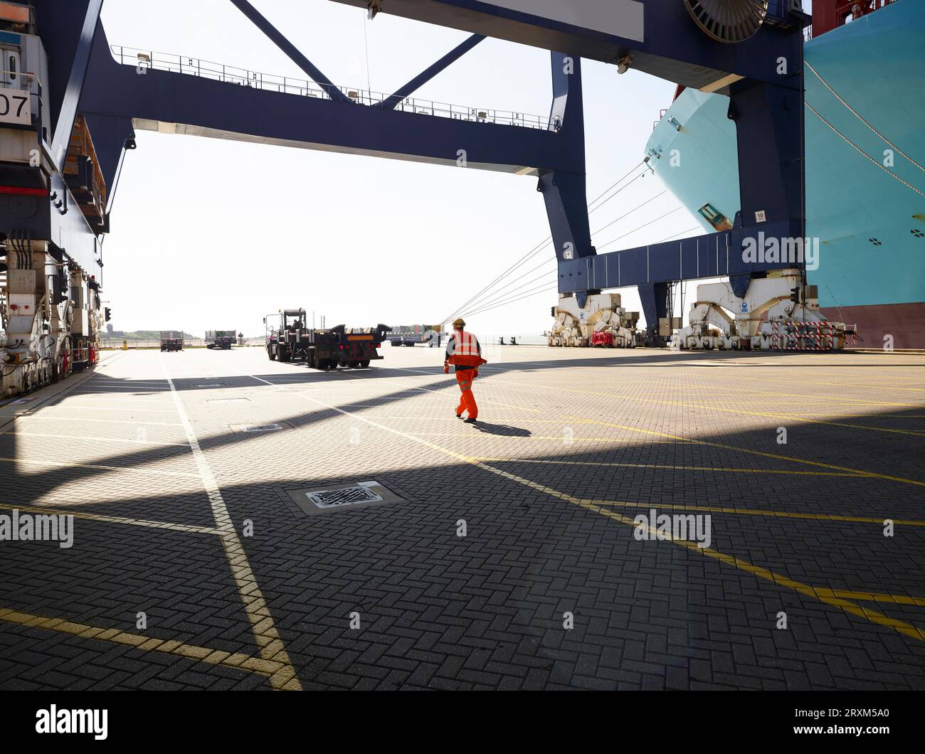 Dock worker at Port of Felixstowe, England Stock Photo - Alamy