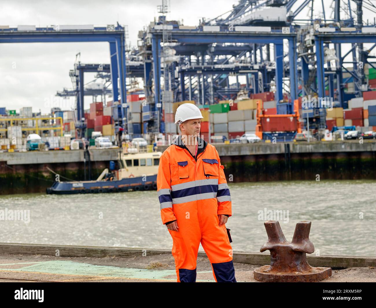 Dock worker at Port of Felixstowe, England Stock Photo - Alamy