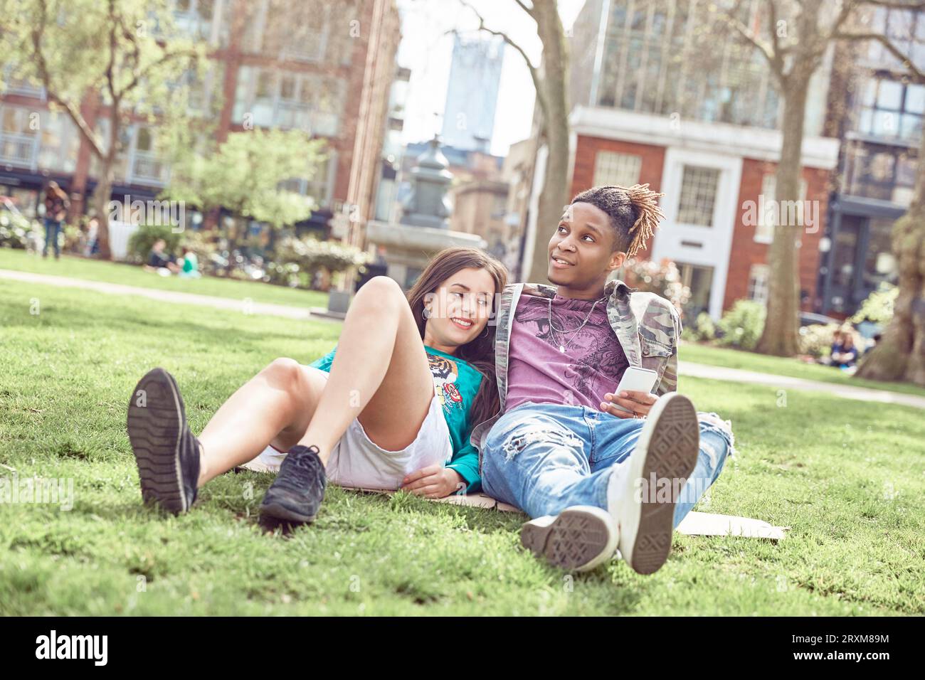 Teenage girlfriends sitting hi-res stock photography and images - Alamy