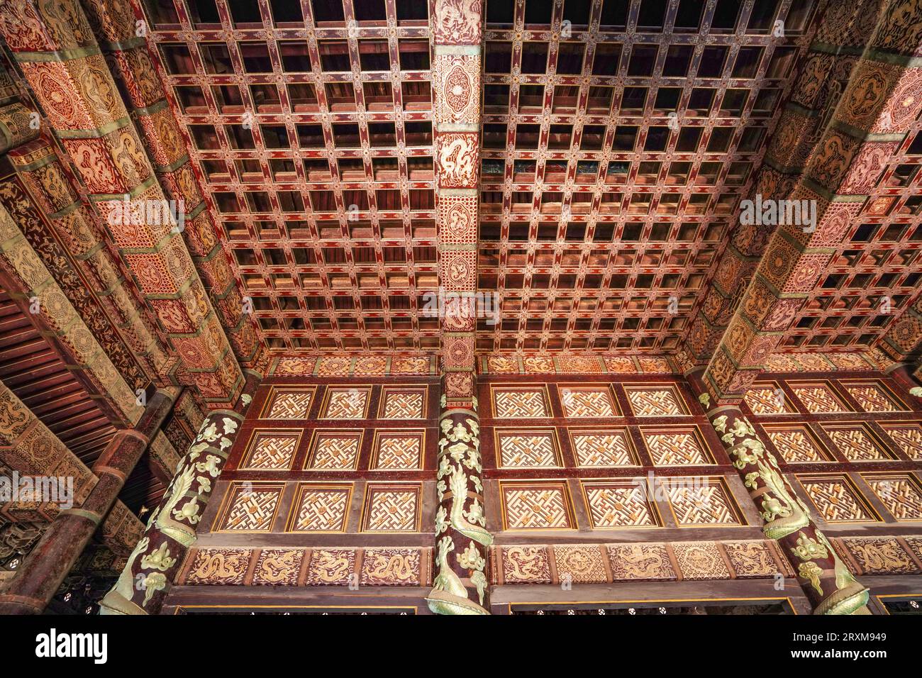 Exquisite ceiling architectural landscape of ancient Chinese palaces ...