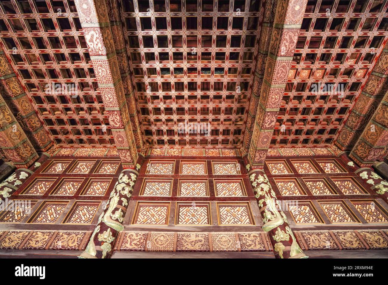 Exquisite ceiling architectural landscape of ancient Chinese palaces ...