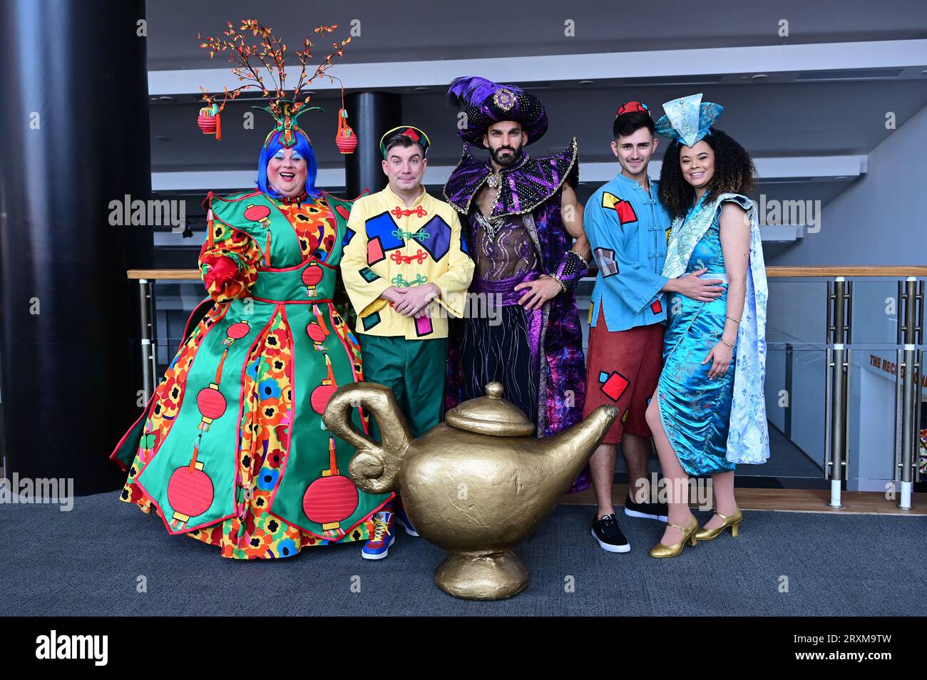 London, UK. 26th Sep, 2023. Photocall: Aladdin with casts Richard J ...