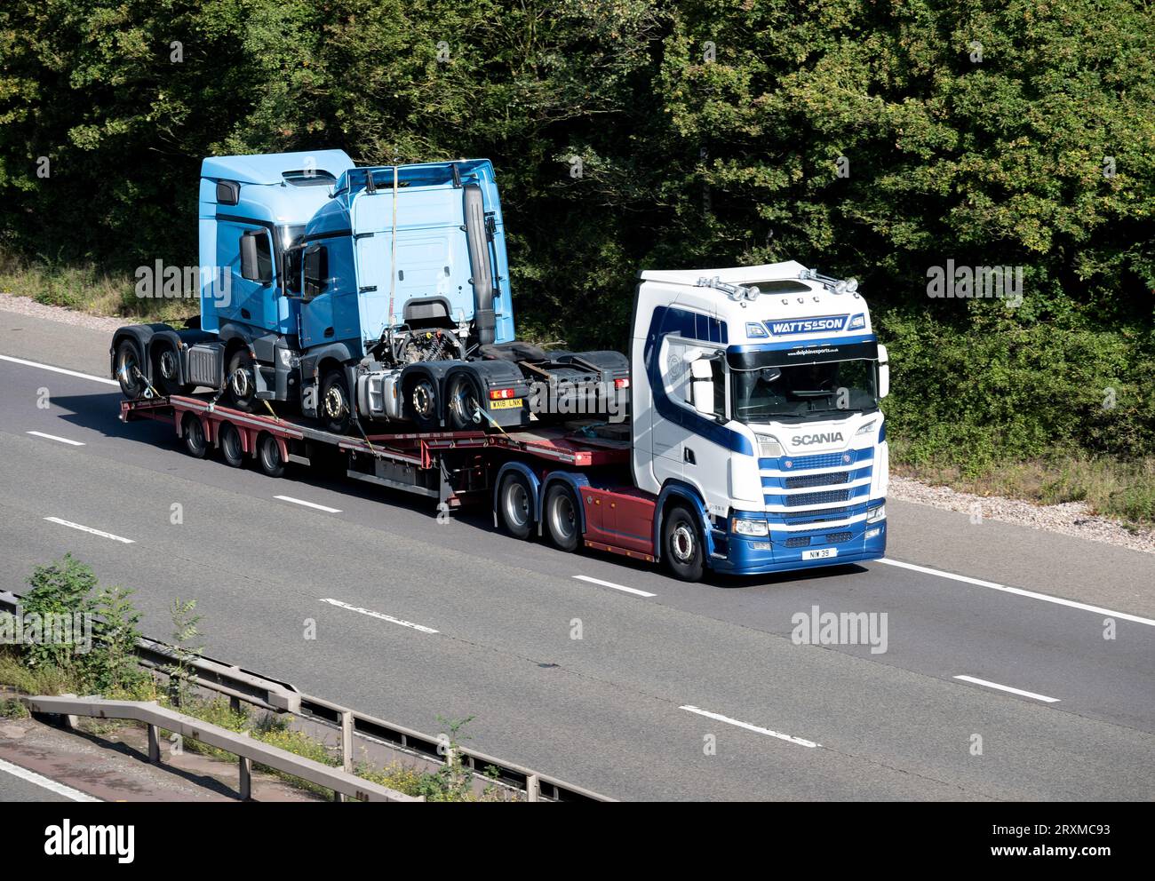 Low loader lorry hi-res stock photography and images - Alamy