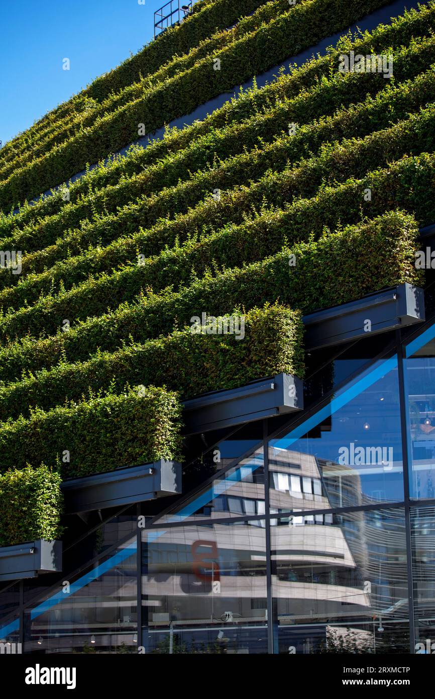 the Koe-Bogen II building with its green facade, Ingenhoven Valley ...
