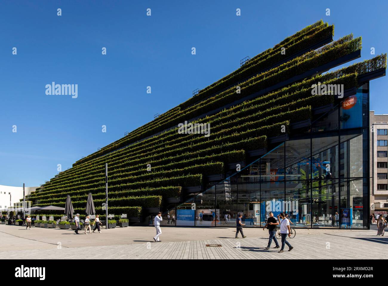 the Koe-Bogen II building with its green facade, Ingenhoven Valley ...