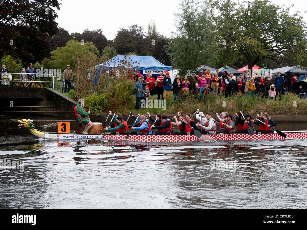 People watching dragon boat racing hi-res stock photography and images ...