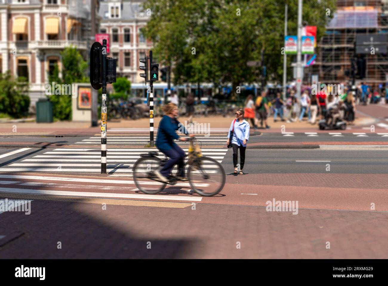 A cyclist red light hi-res stock photography and images - Alamy