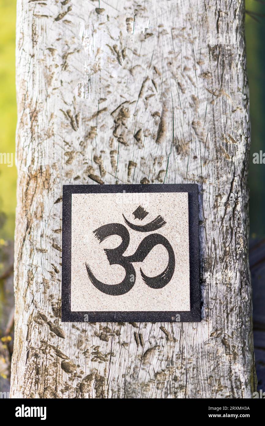 Hindu om symbol hi-res stock photography and images - Alamy