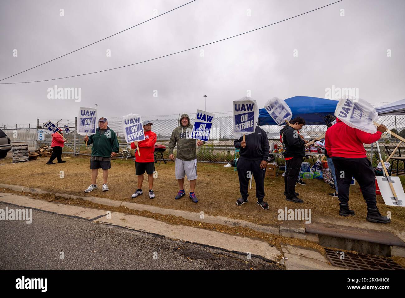 Akron, USA. 25th Sep, 2023. TOLEDO, OHIO - SEPTEMBER 25: Members of the ...