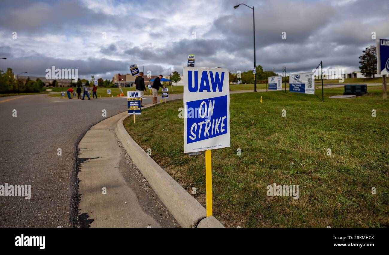Akron, USA. 25th Sep, 2023. AKRON, OHIO - SEPTEMBER 25: A strike sign ...